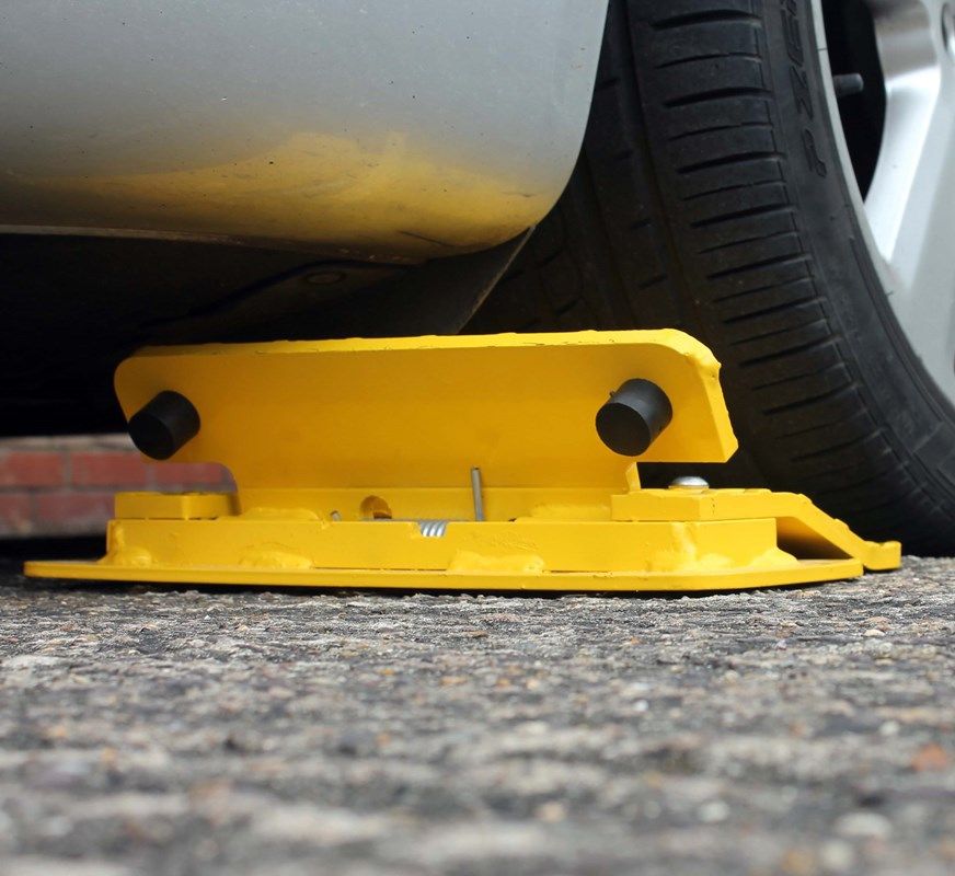 Surface-mounted one-way traffic flow plate | Images