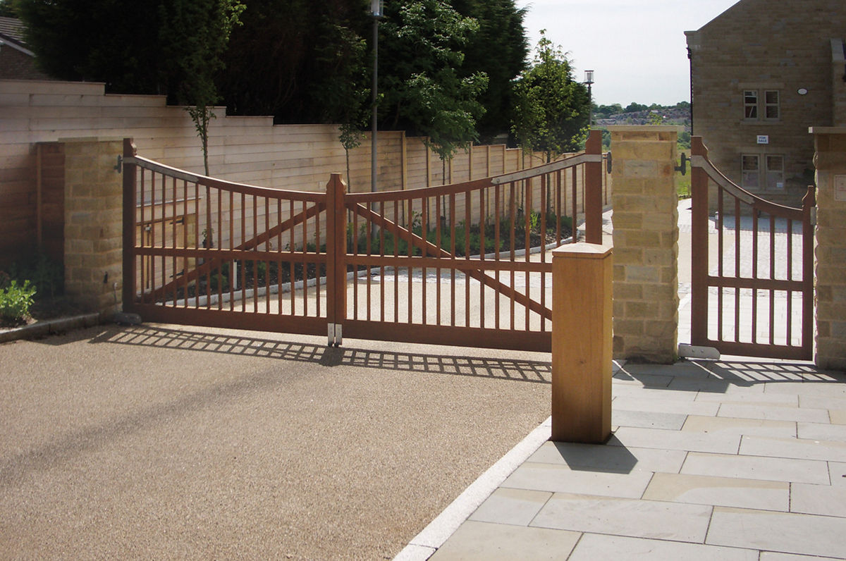 Hardwood timber entrance gates | Images