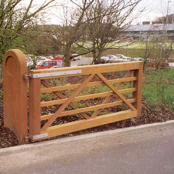 Hardwood timber entrance gates | Images