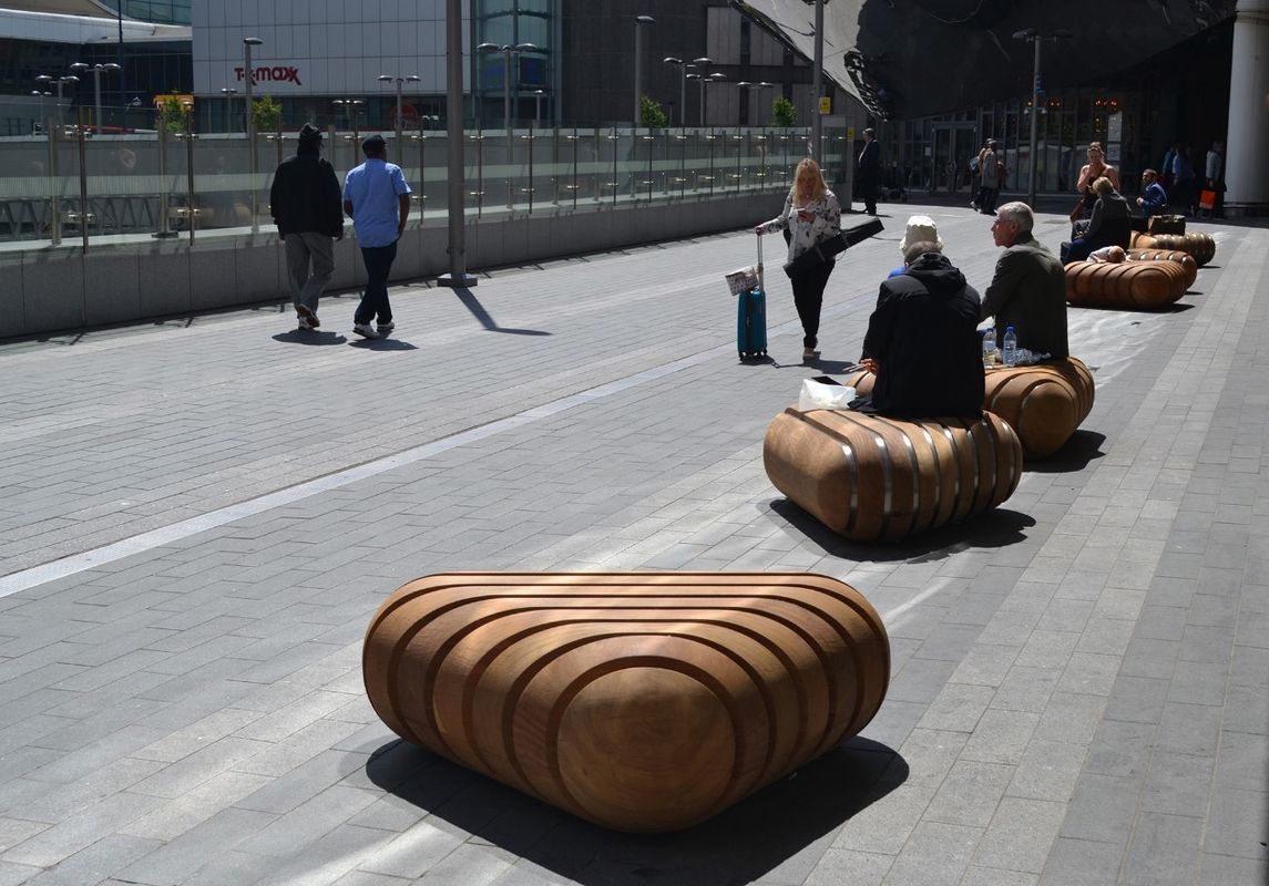 Contemporary seating - Birmingham New Street station | Images