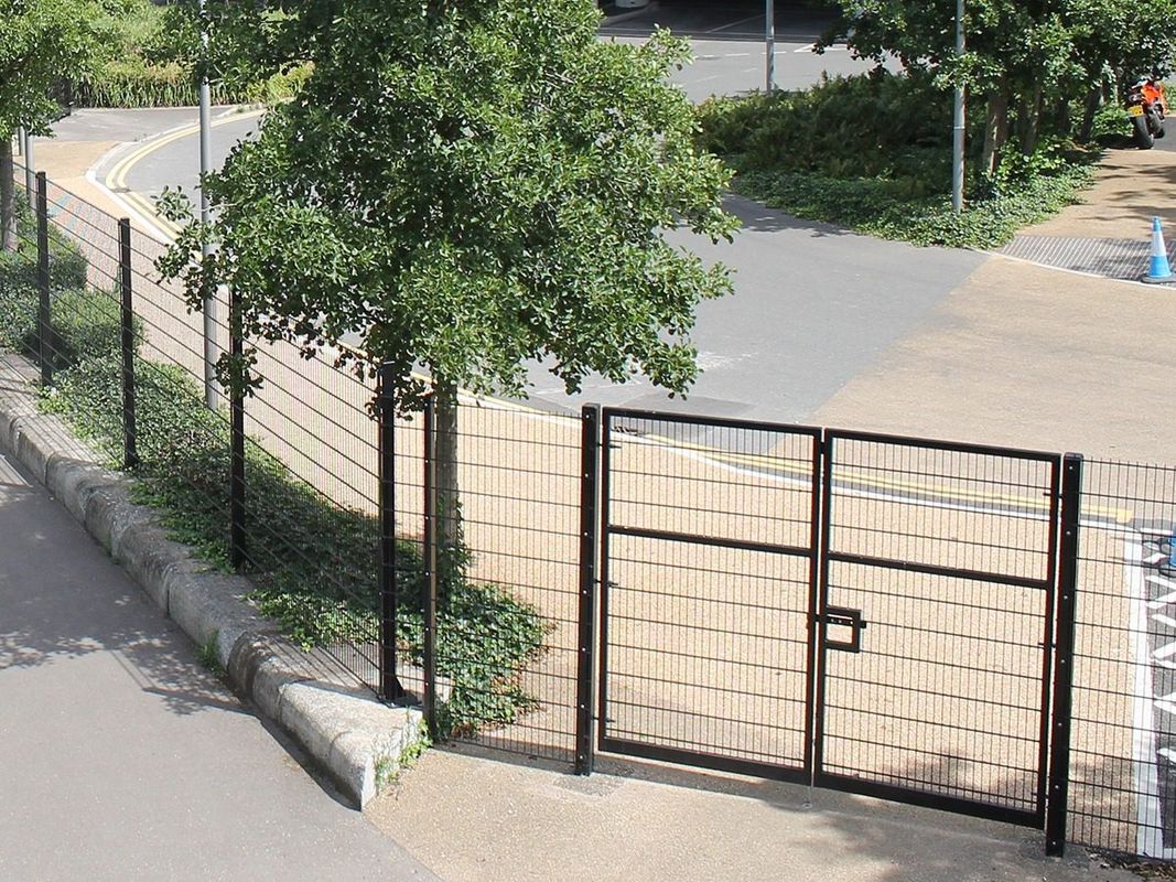 Twin-wire vehicle gates | Images