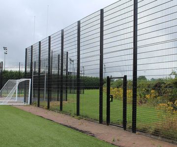 Sports fencing with rebound panels | EXTERNAL WORKS