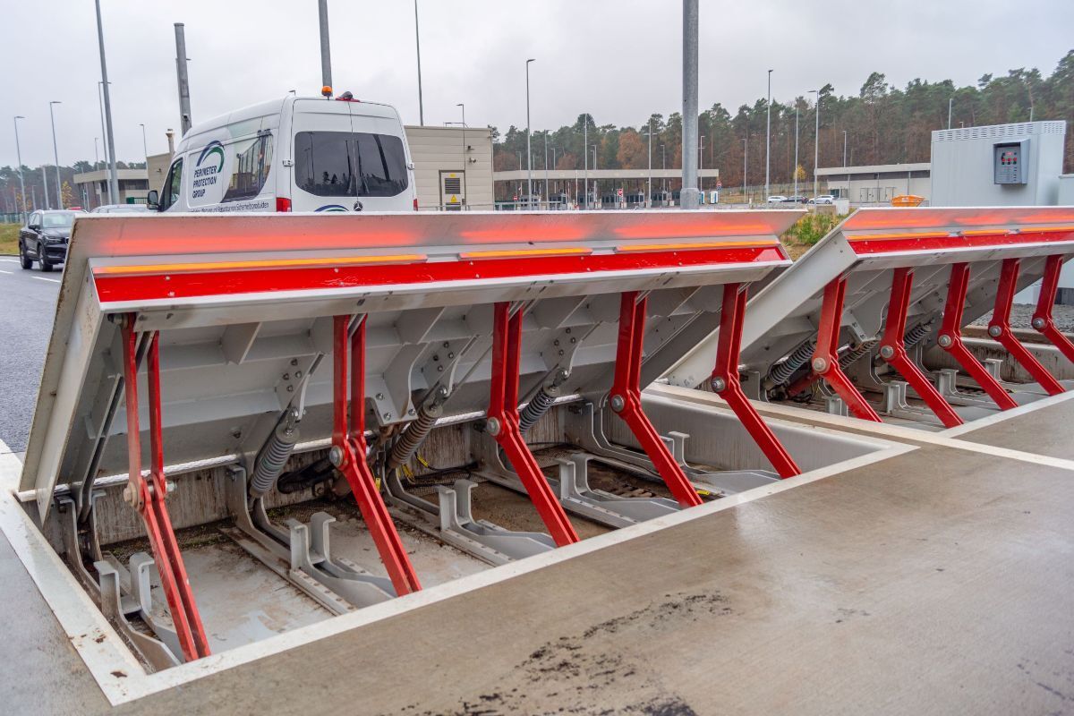 Avon Wedge II HVM road blocker (PAS 68 and IWA 14-1) | Images