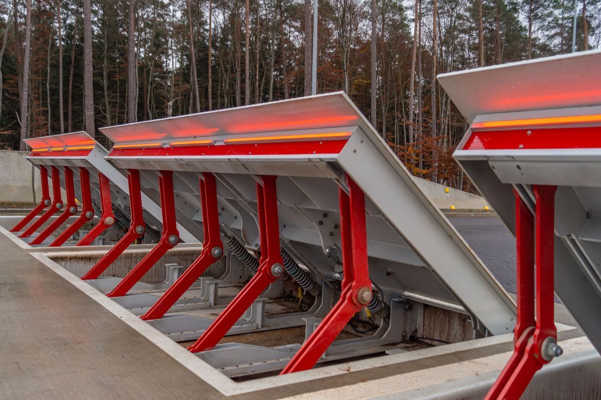 Avon Wedge II HVM road blocker (PAS 68 and IWA 14-1) | Images