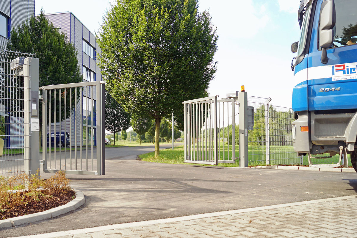 Avon EntraQuick trackless bi-folding speed gates | Images