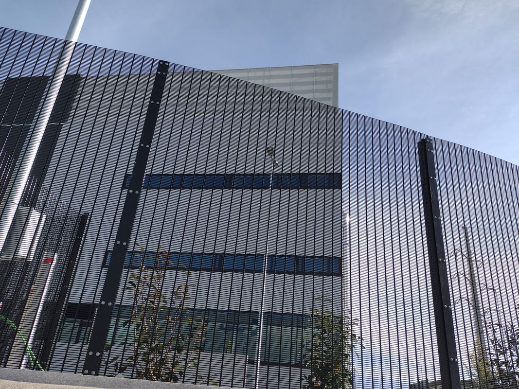 SecureGuard SL2X mesh security fencing to LPS 1175 B3 (SR2) & C1 | Images