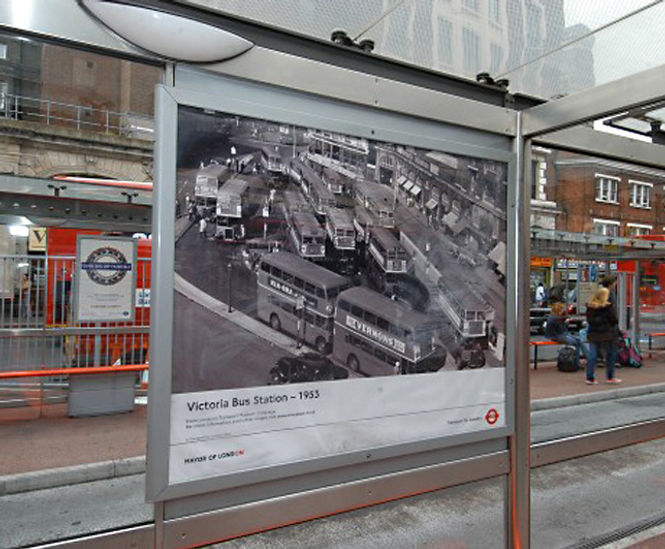 DQRU double-sided display case for waiting shelters | Trueform