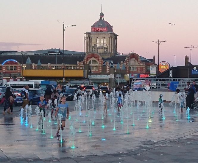 Illuminated plaza water feature for promenade - Southend-on-Sea | Ustigate