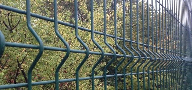 Lochrin WaveGUARD - profiled steel mesh security fence for site ...