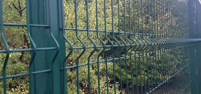 Lochrin WaveGUARD - profiled steel mesh security fence for site ...