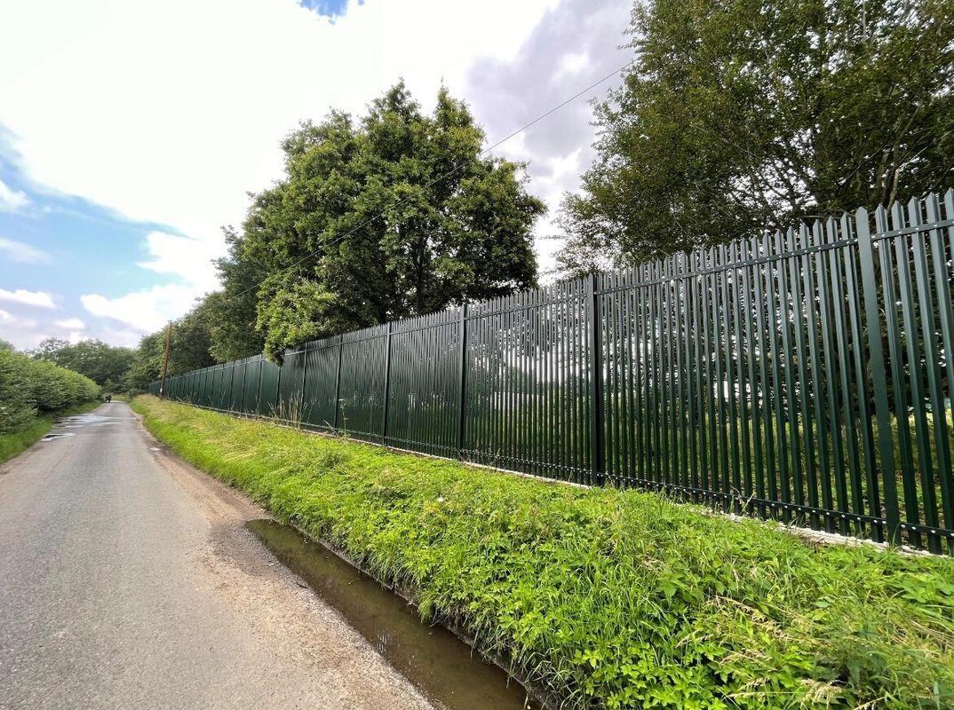 Lochrin Combi™ SL2 palisade fencing (SR2, Secured by Design) | Images