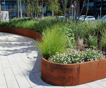Large outdoor planters | EXTERNAL WORKS