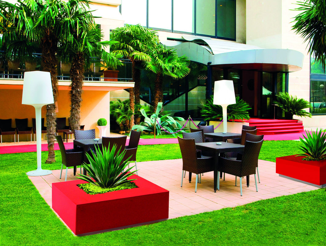 Avant-Garde - Float contemporary outdoor planters | Images