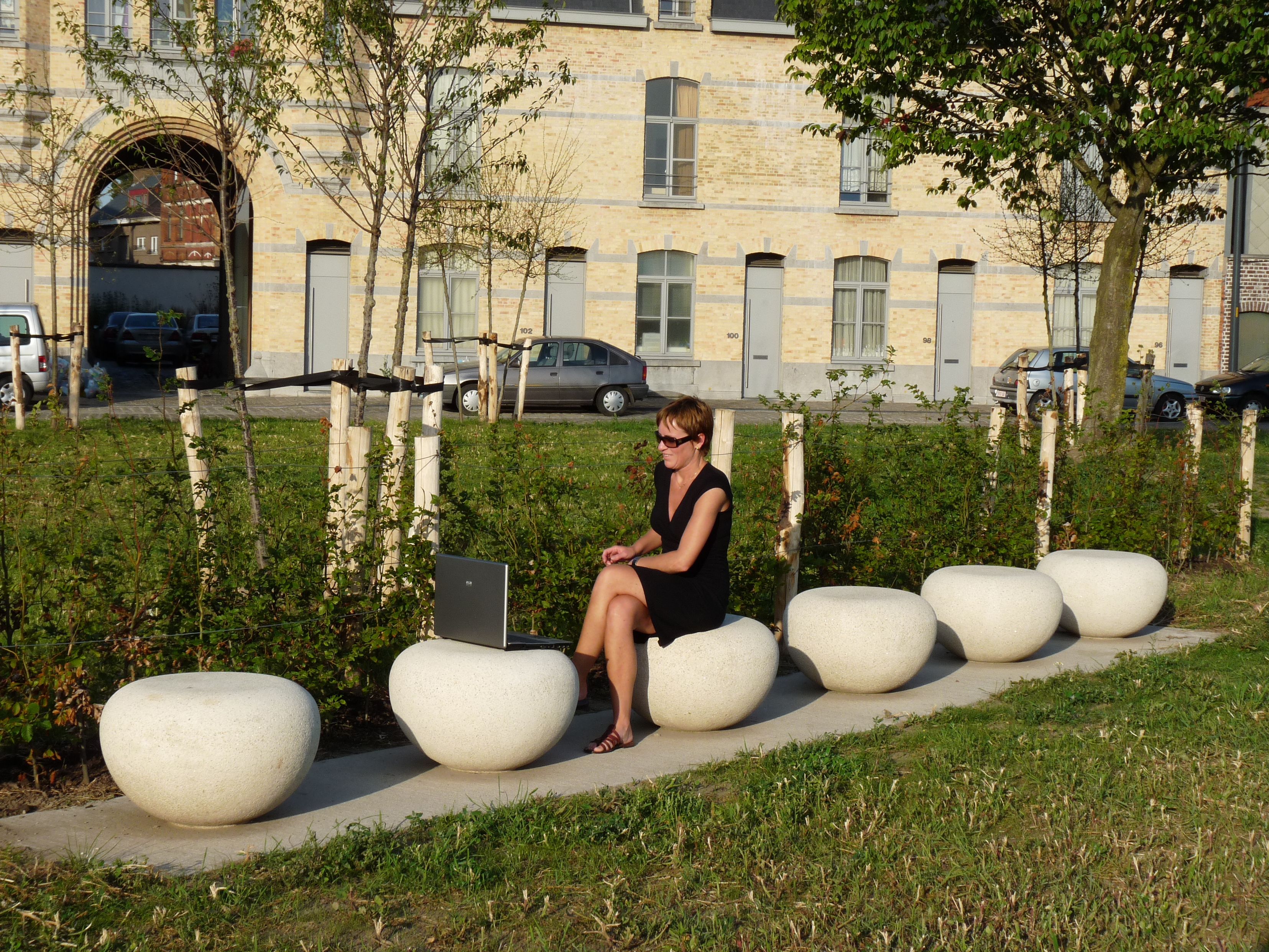 Cloud circular cast stone seat | URBASTYLE® | ESI External Works