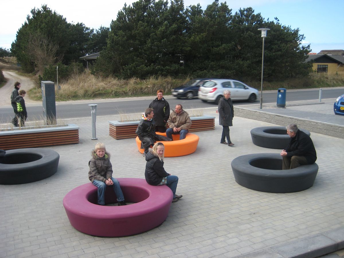 Loop Circle polyethylene bench | Artform Urban Furniture | ESI External ...