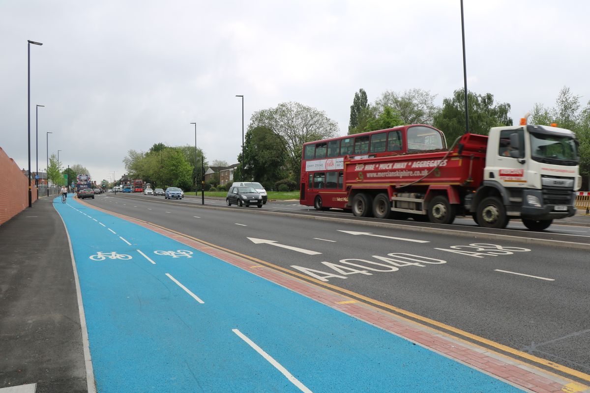 Colour cycle route surfacing improves connectivity | Images