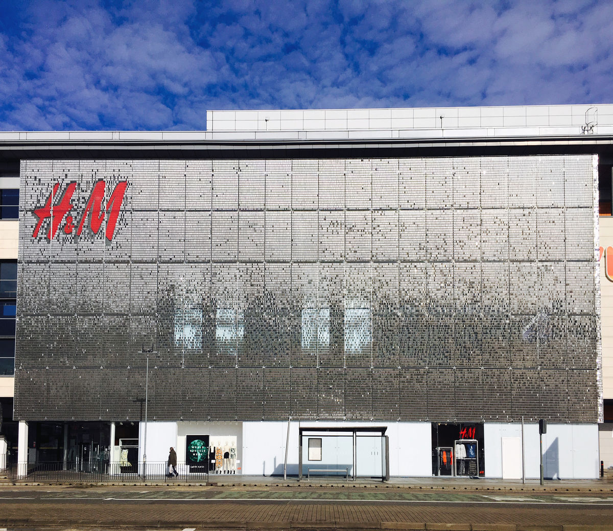 STEREO-KINETIC® Wall stainless steel facade – H&M store | Lang+Fulton ...