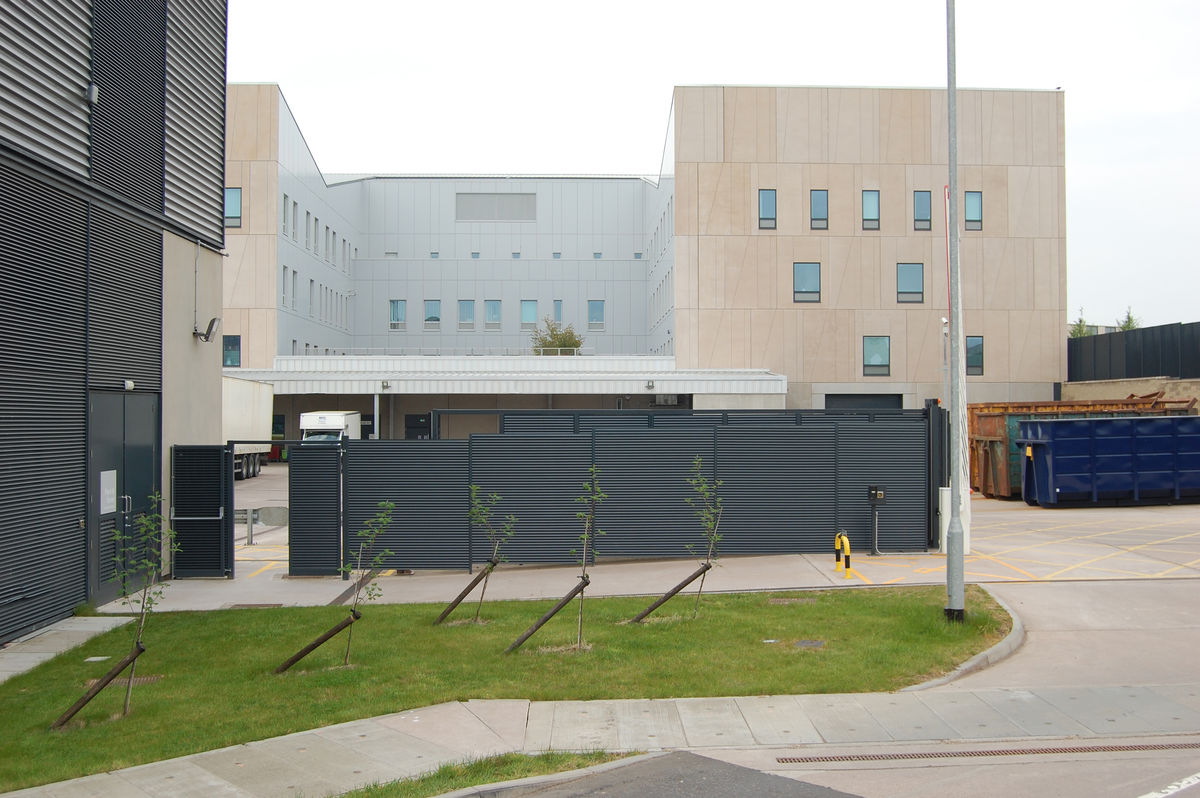 Compounds and fencing for award-winning new hospital | Images