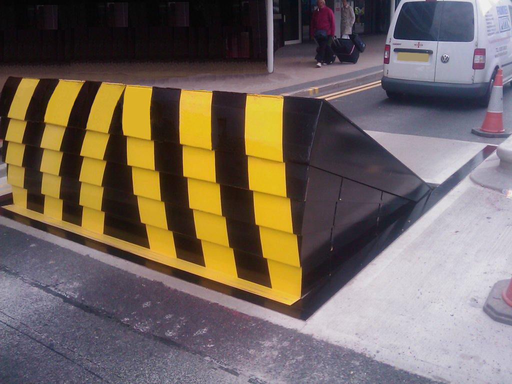 PAS 68 Terra surface-mount road blocker - 7.5t @ 50mph | Images