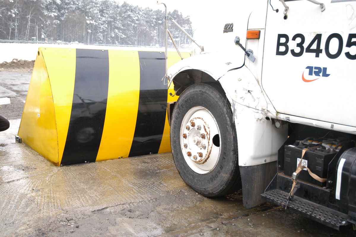 Images for PAS 68 road blocker