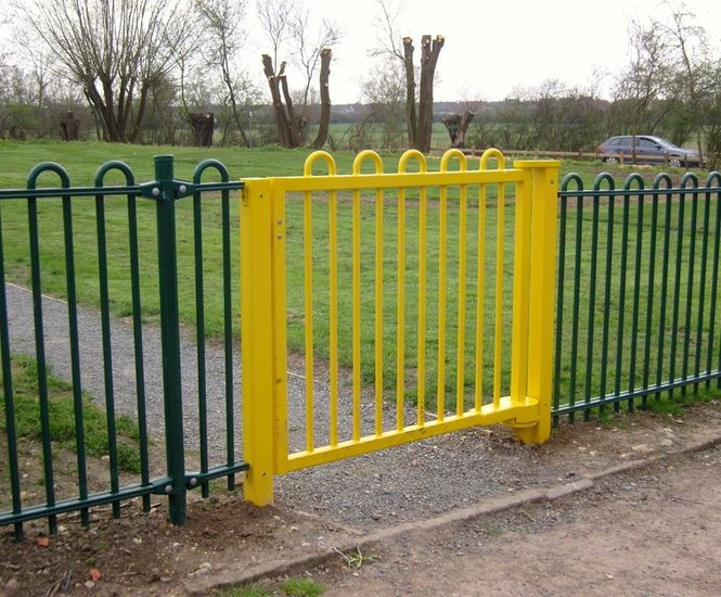 Quantum (RoSPA compliant / DDA) self-closing play gate | Heras UK