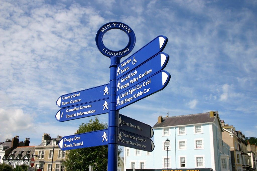 Pedestrian fingerpost and wayfinding signage | Images