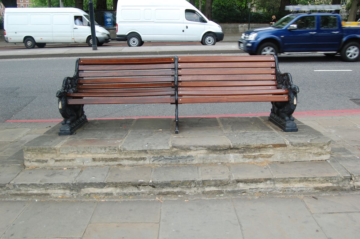 Restoration of Camel Benches, Embankment, London | Images