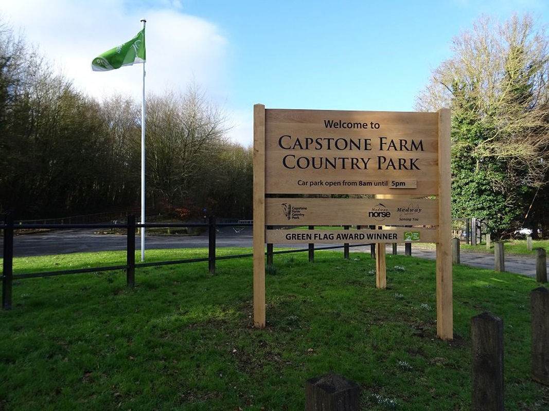 Timber entrance signs for parks with Green Flag status | Images