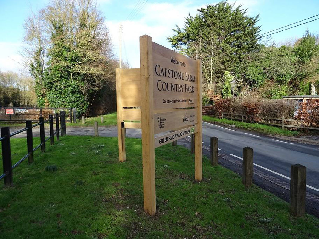 Timber entrance signs for parks with Green Flag status | Images
