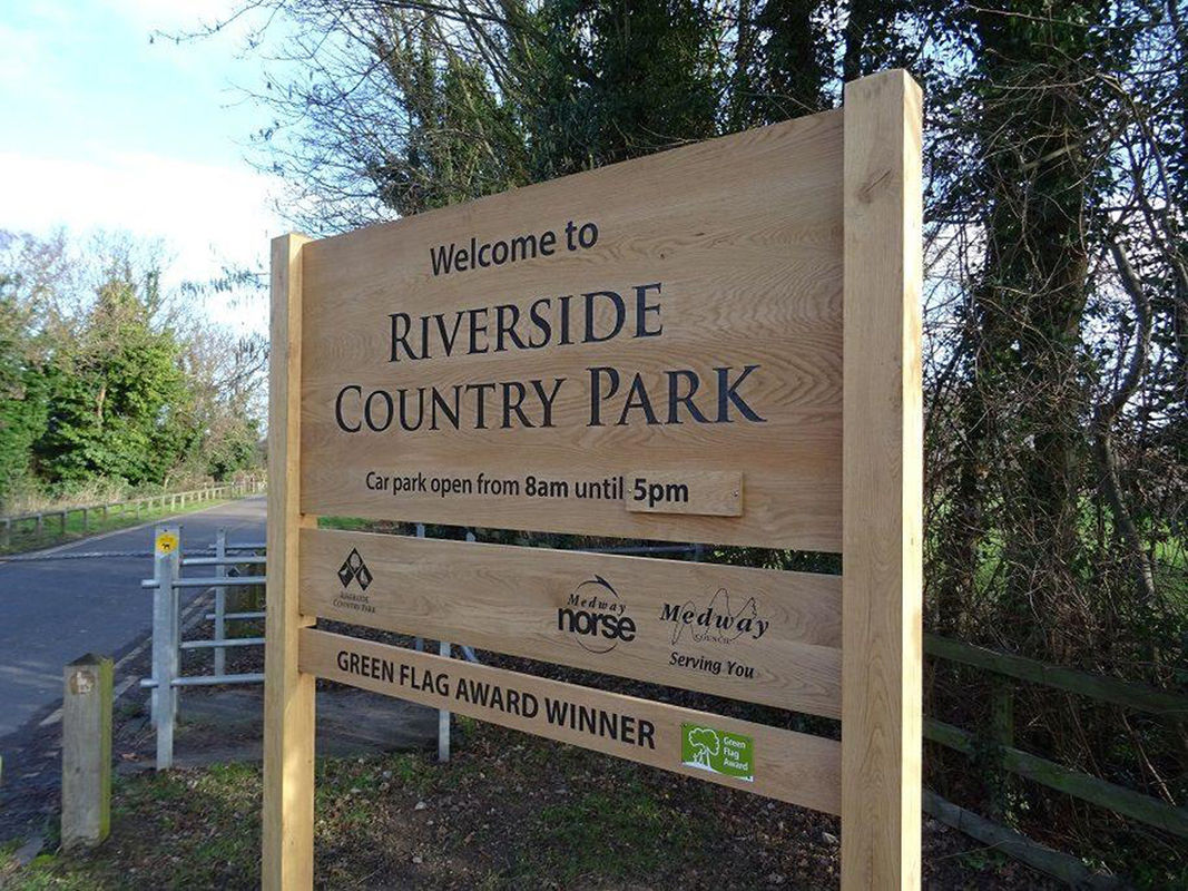 Timber entrance signs for parks with Green Flag status | Images