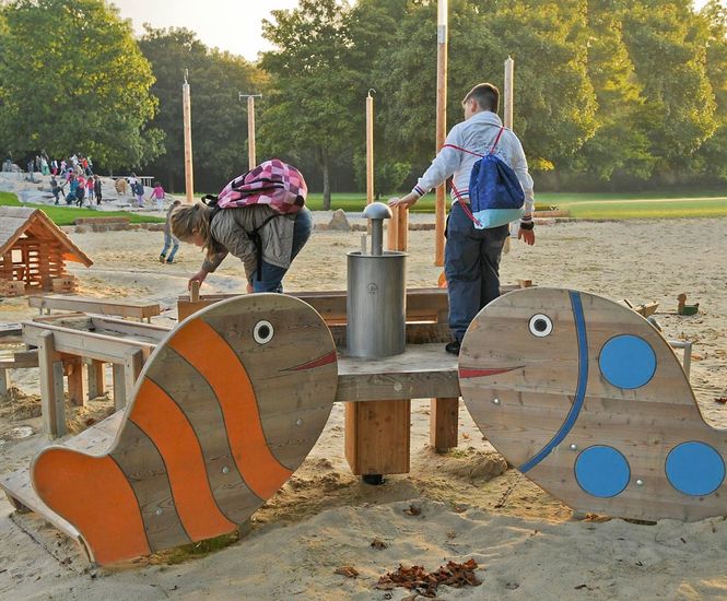 Richter Spielgeräte Small Fish water play unit | Timberplay