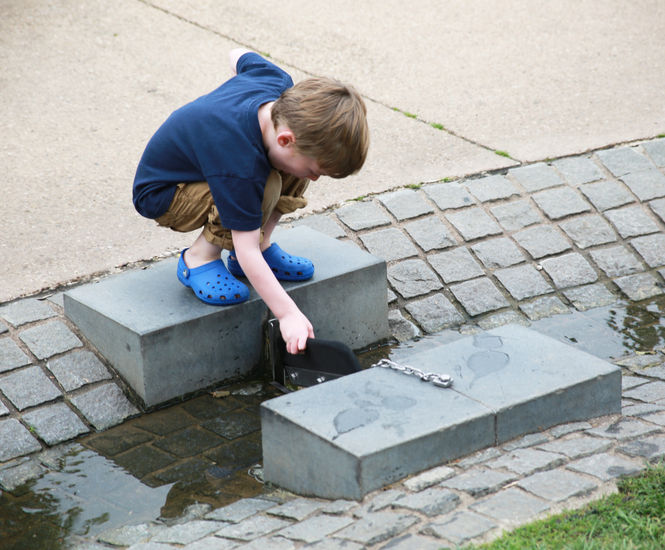 Richter Spielgeräte Dam of Wood, Damming Disc and Wedge | Timberplay