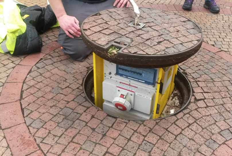 Retractable service units for historic open market | Images