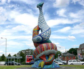 7.5m-high De Luci Fish gateway feature for roundabout | Drostle Public ...